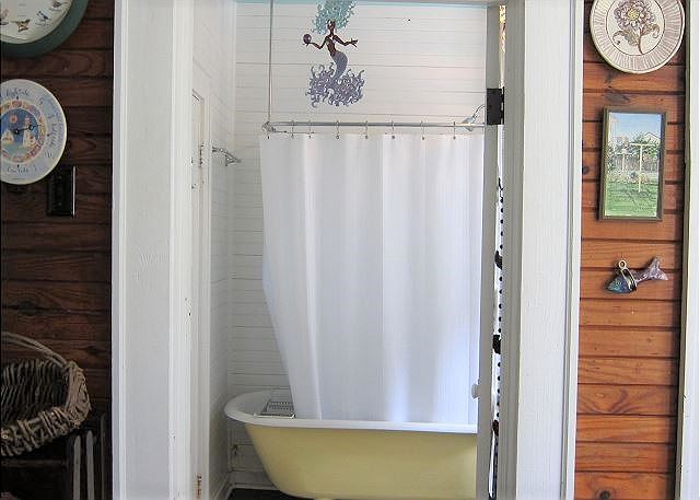 Ms. Opal's Cottage - Mermaid Cottages on Tybee Island, GA