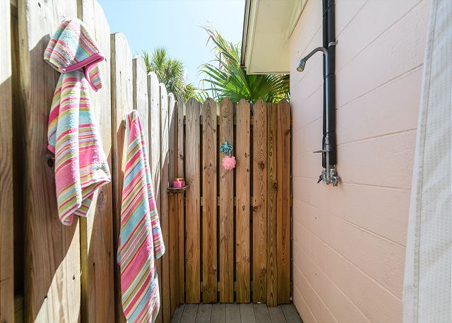 conch cottage outdoor shower - Mermaid Cottages on Tybee Island, GA